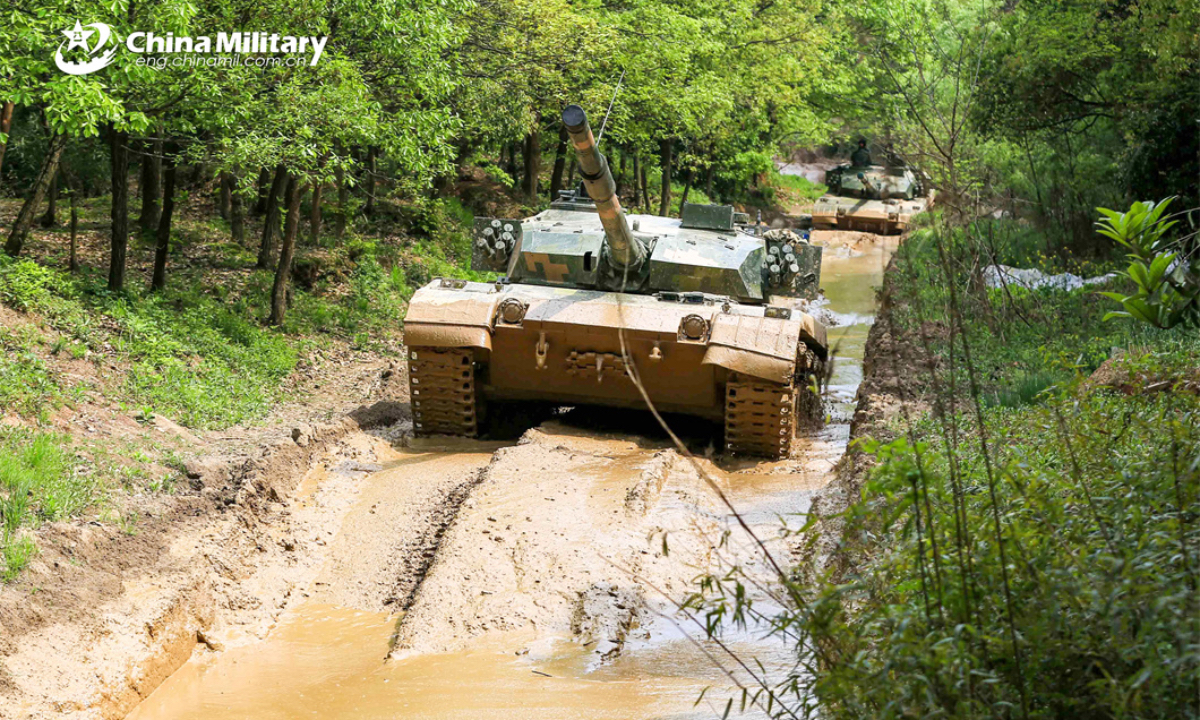 MBTs rumble on muddy road - Global Times