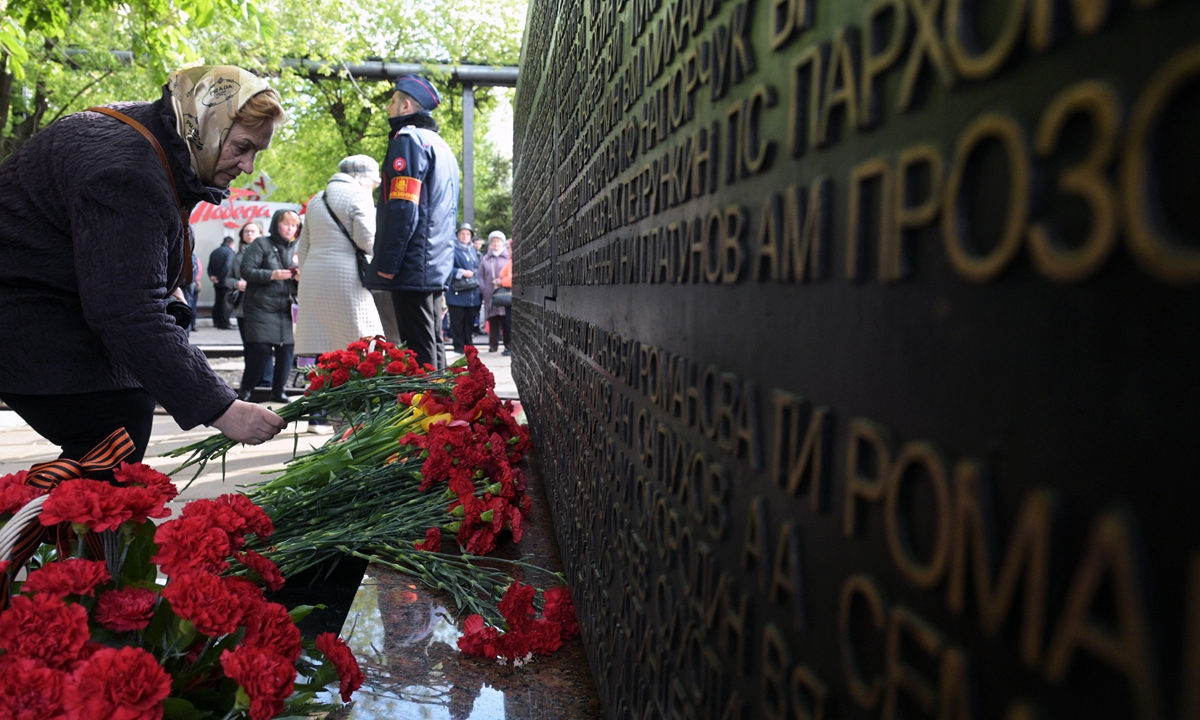 Flowers for remembrance - Global Times