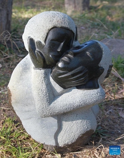 Zimbabwean sculptors find voice in stone carving - Global Times