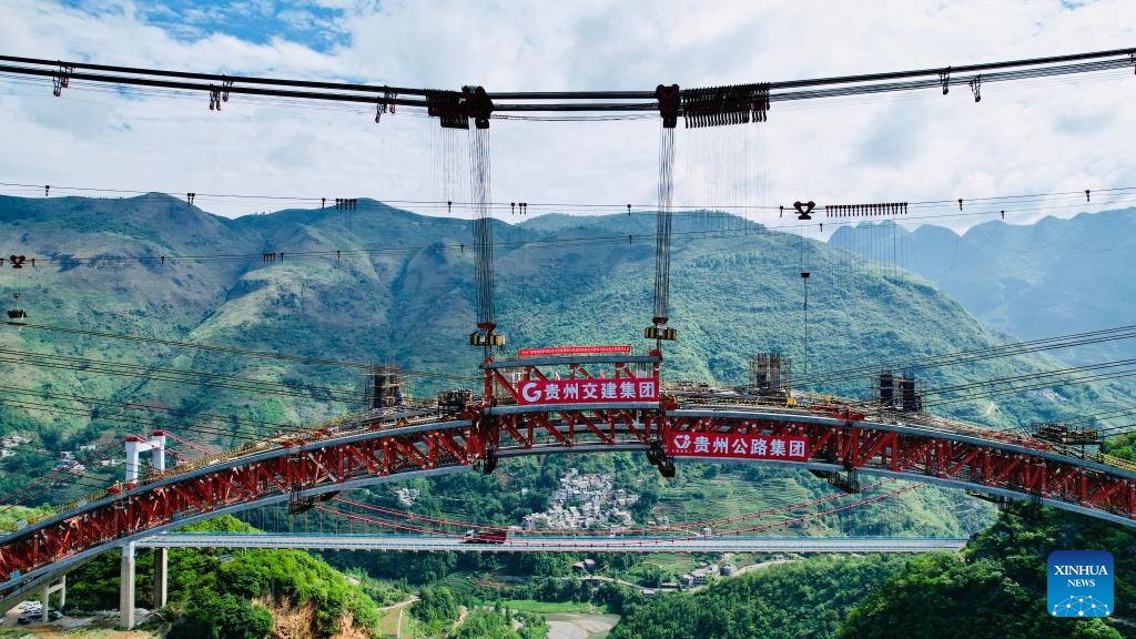 Wumengshan grand bridge on Nayong-Qinglong Expressway under ...