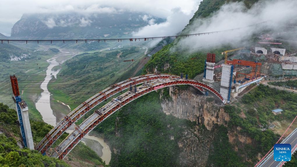 Wumengshan grand bridge on Nayong-Qinglong Expressway under ...