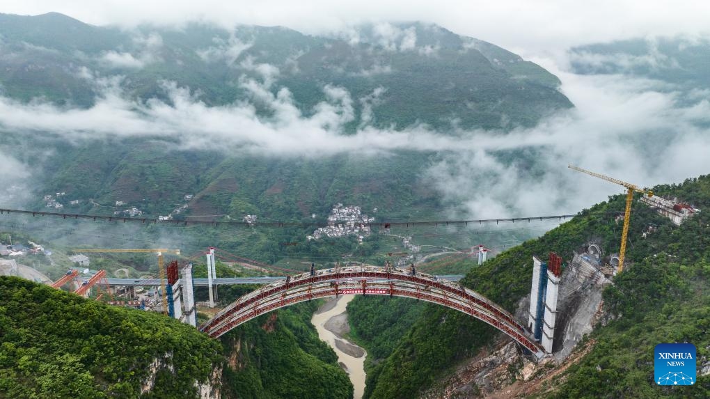 Wumengshan grand bridge on Nayong-Qinglong Expressway under ...