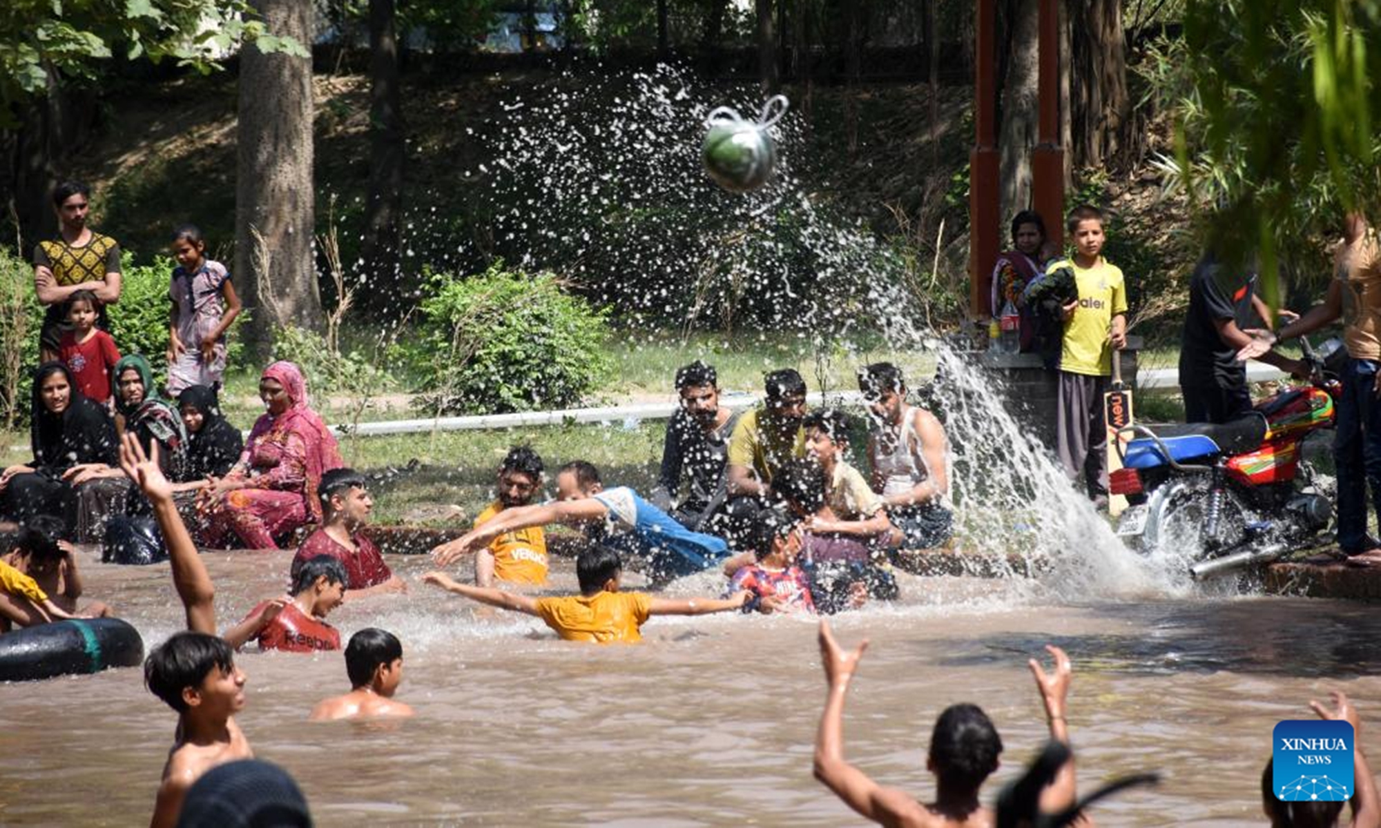 People cool off themselves during heat wave in Lahore, Pakistan ...
