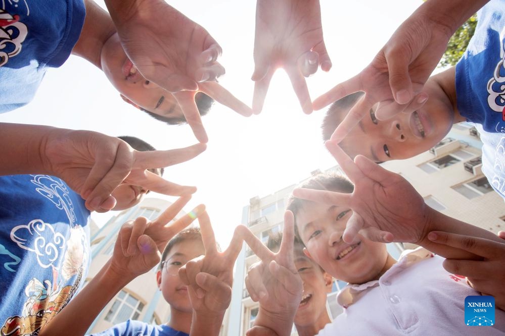 Graduating pupils pose for photos on campus in Beijing - Global Times