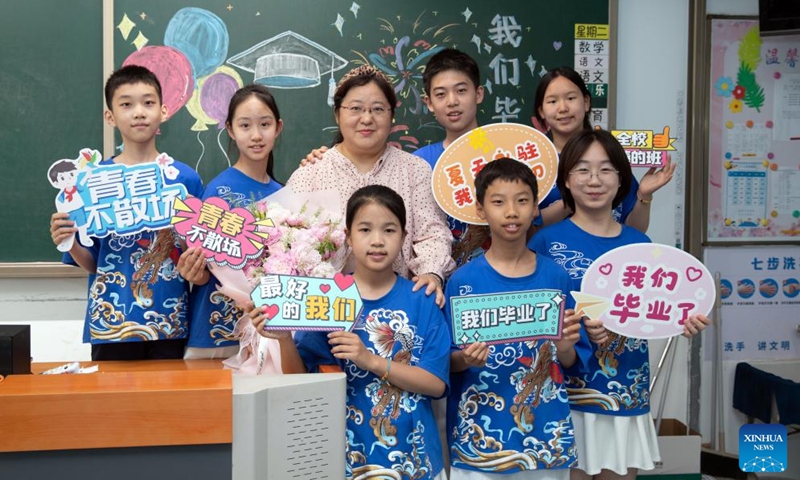 Graduating pupils pose for photos on campus in Beijing - Global Times