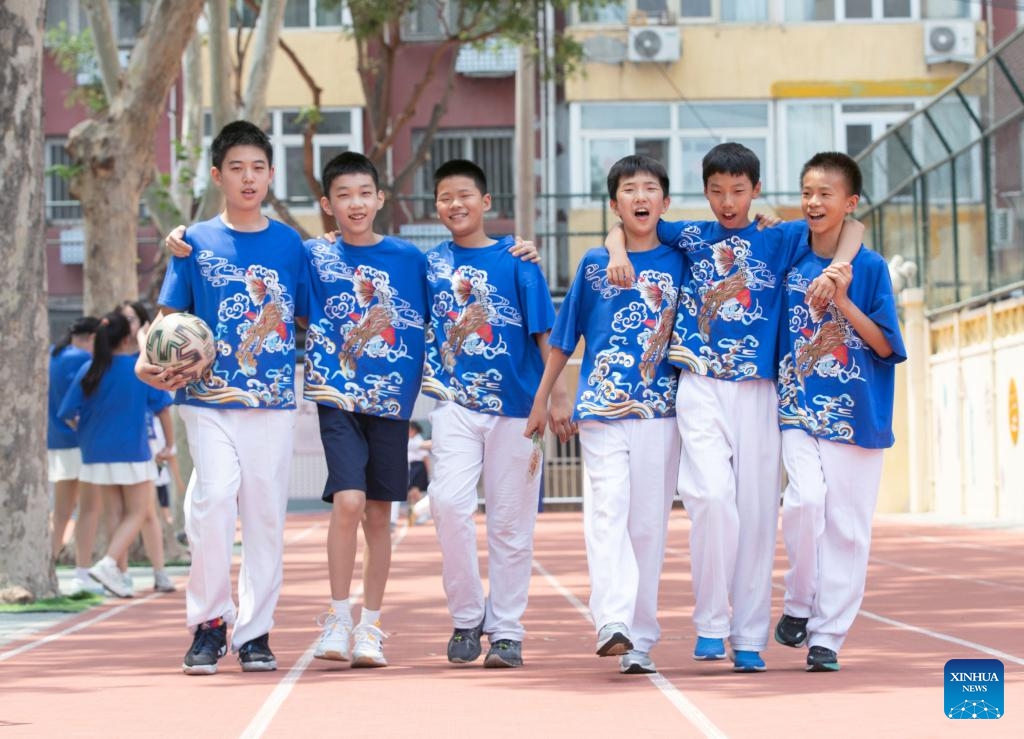 Graduating pupils pose for photos on campus in Beijing - Global Times