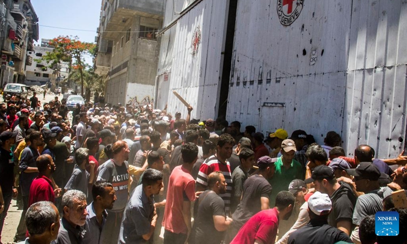 Palestinians gather to receive food aid in Gaza - Global Times