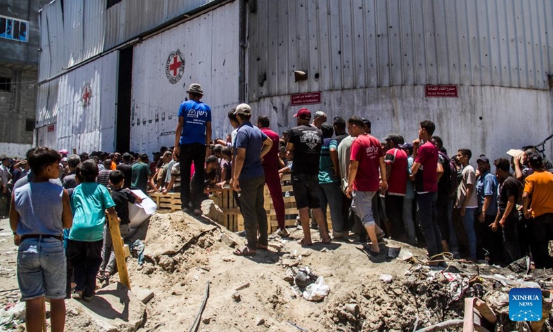 Palestinians gather to receive food aid in Gaza - Global Times