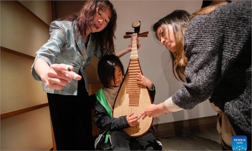 People try traditional Chinese musical instruments in Vancouver ...