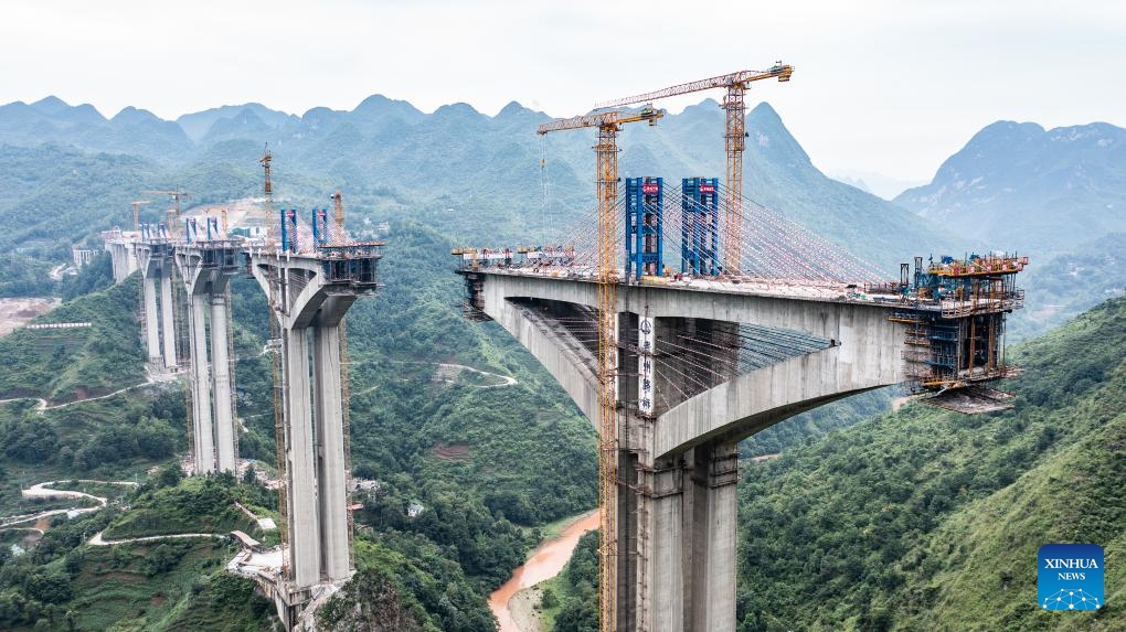 Liuzhi grand bridge on expressway under construction in SW China ...