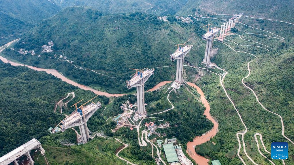 Liuzhi grand bridge on expressway under construction in SW China ...