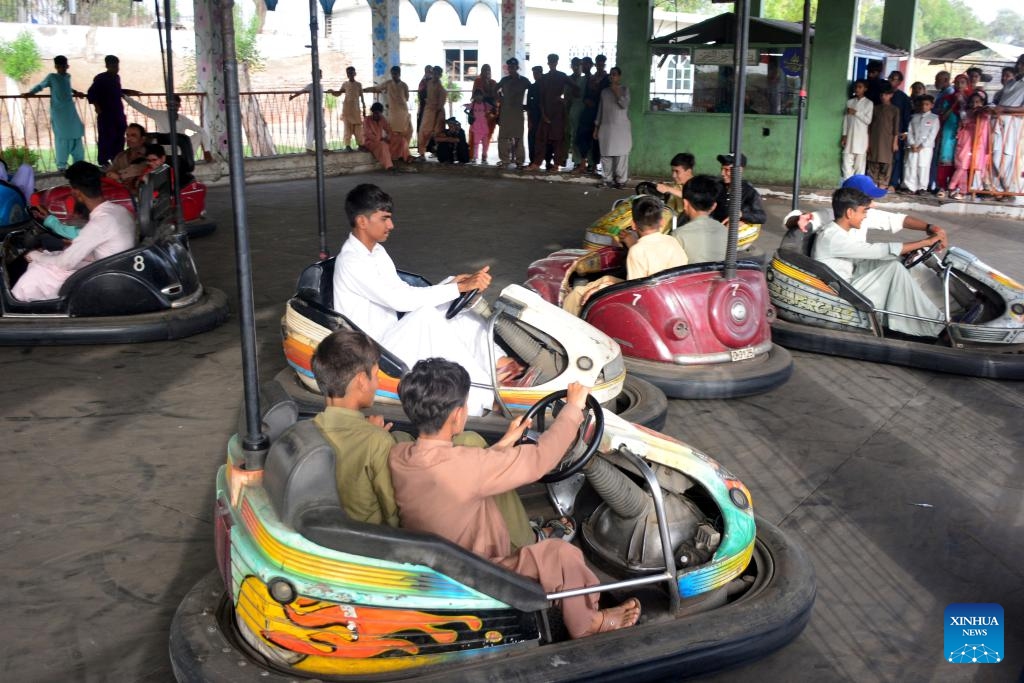 People have fun at amusement park during Eid al-Adha in Pakistan ...