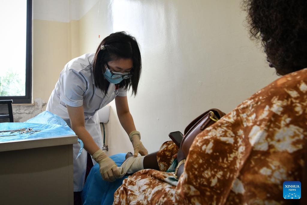 Chinese medical team provides medical services for locals in Bissau ...