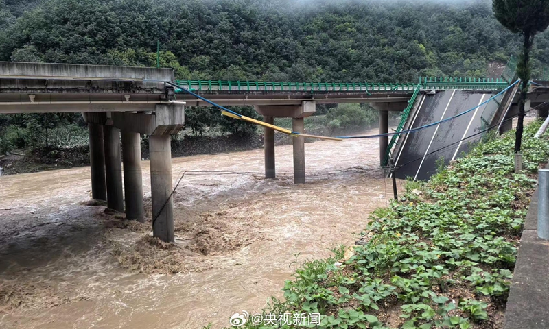 Update: Xi urges all-out rescue, relief efforts after bridge collapses ...