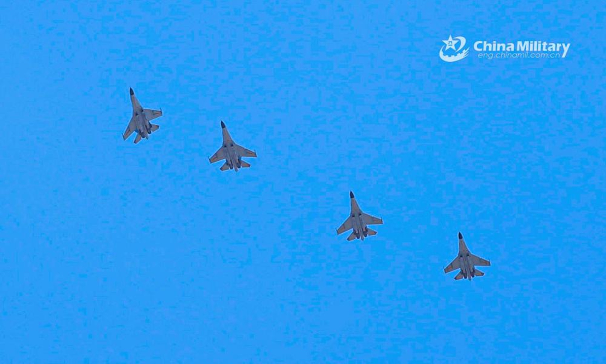 Fighter jets fly in formation - Global Times