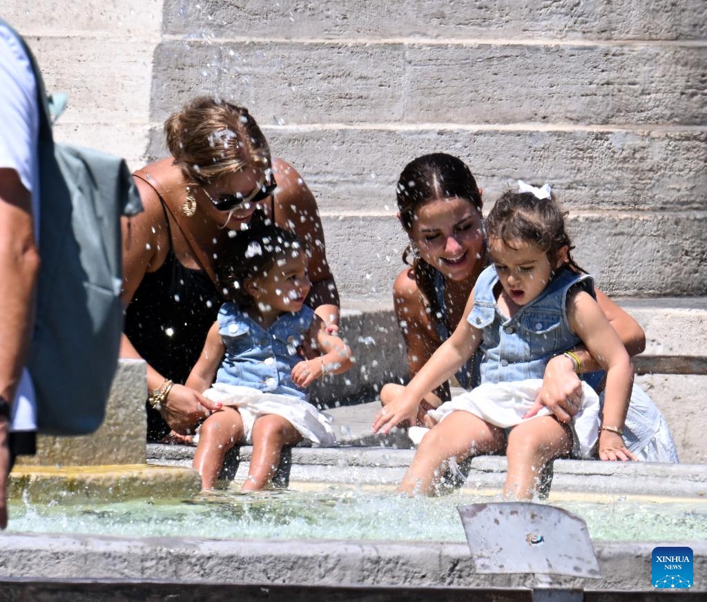 People cool off amid heatwave in Rome - Global Times