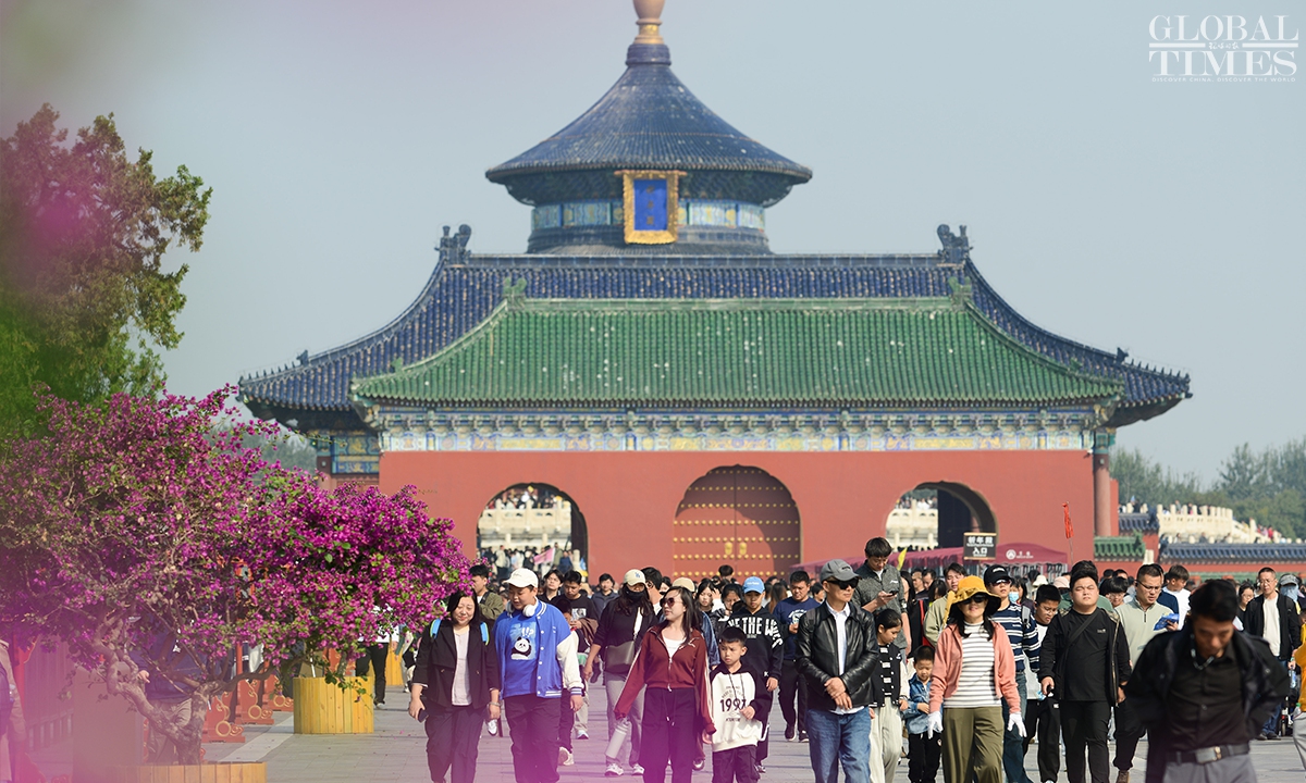 Beijing parks attract large crowds midway through the National Day ...
