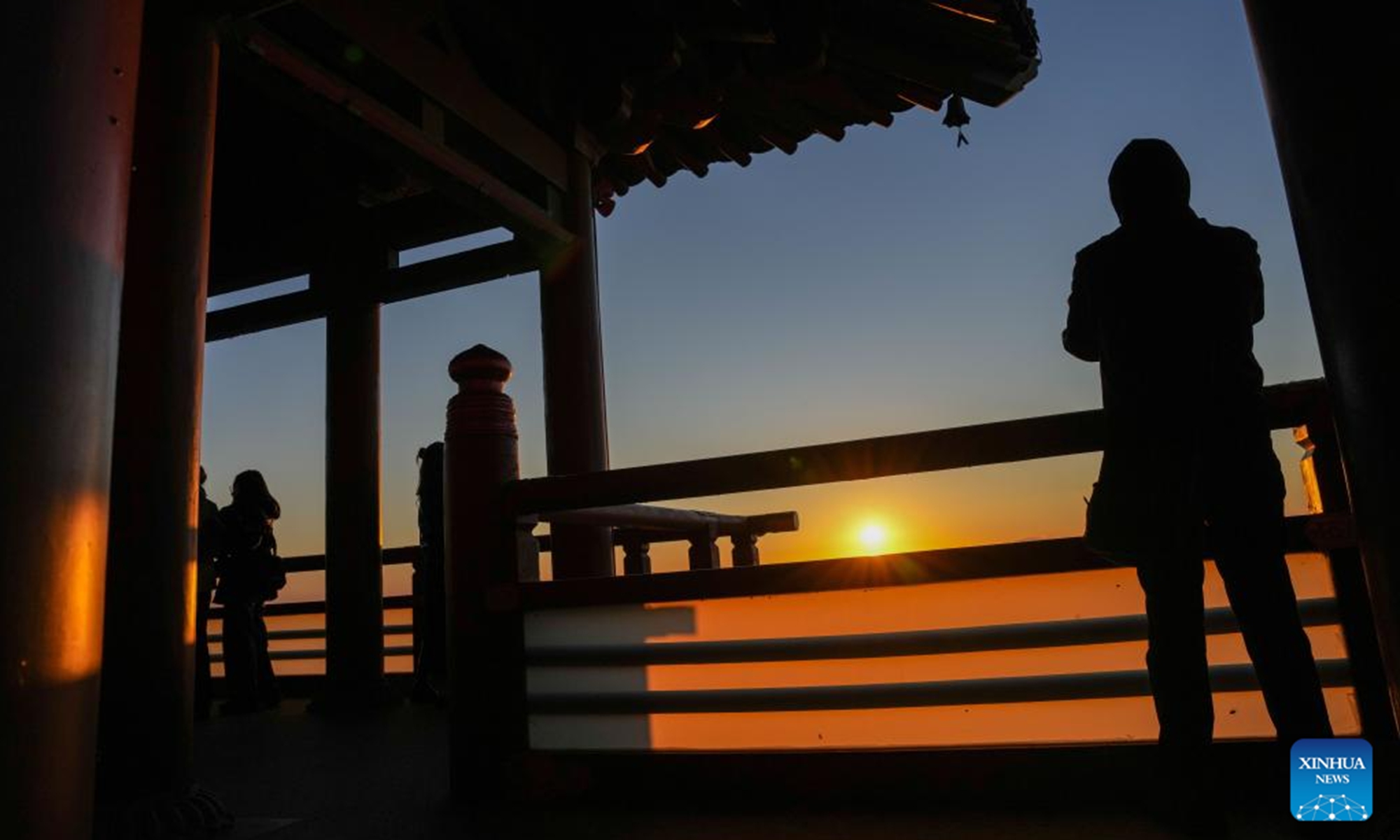Tourists enjoy sunrise scenery in Fuyuan City, NE China's Heilongjiang ...