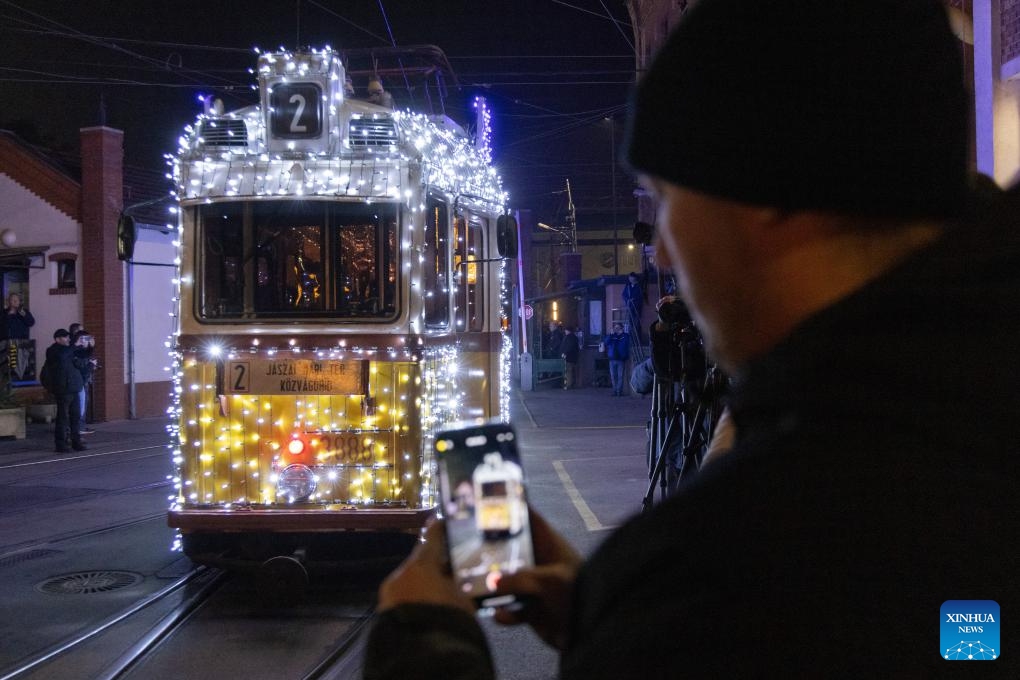 Christmas light-decorated tram seen in Budapest, Hungary - Global Times