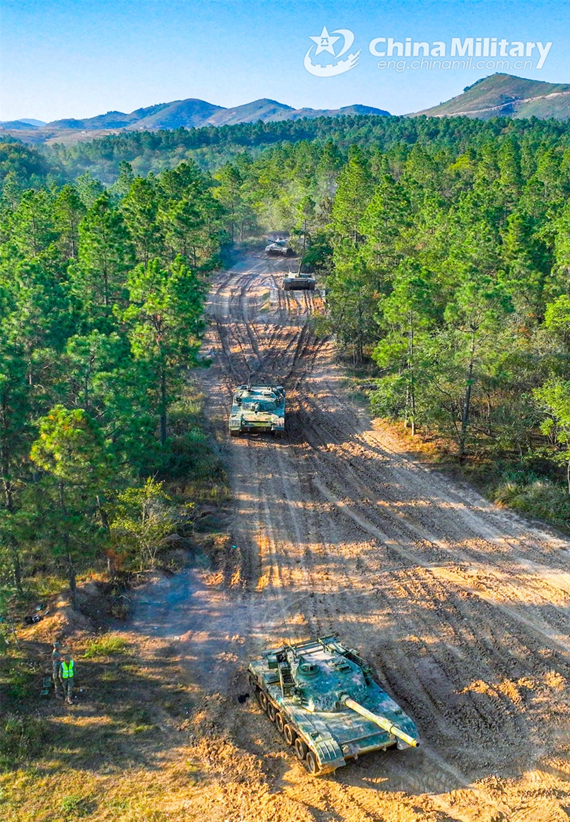 Tanks maneuver on muddy road - Global Times