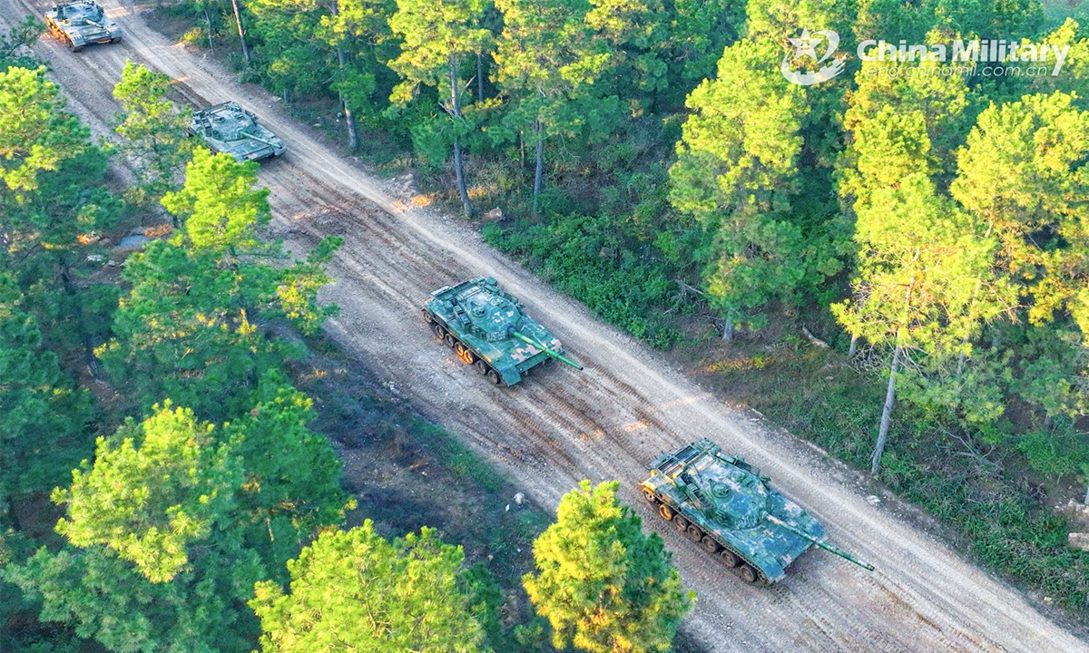 Tanks maneuver on muddy road - Global Times