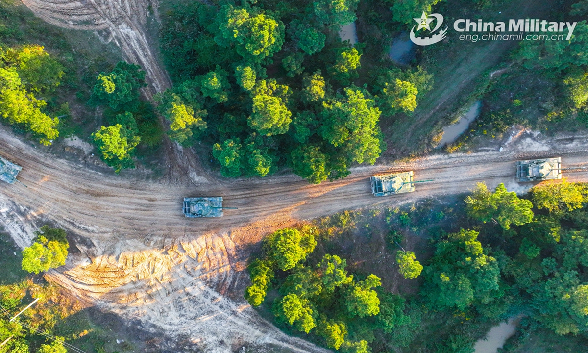 Tanks maneuver on muddy road - Global Times