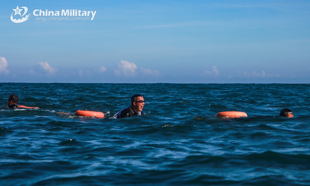 Soldiers practice waterborne infiltration skills - Global Times