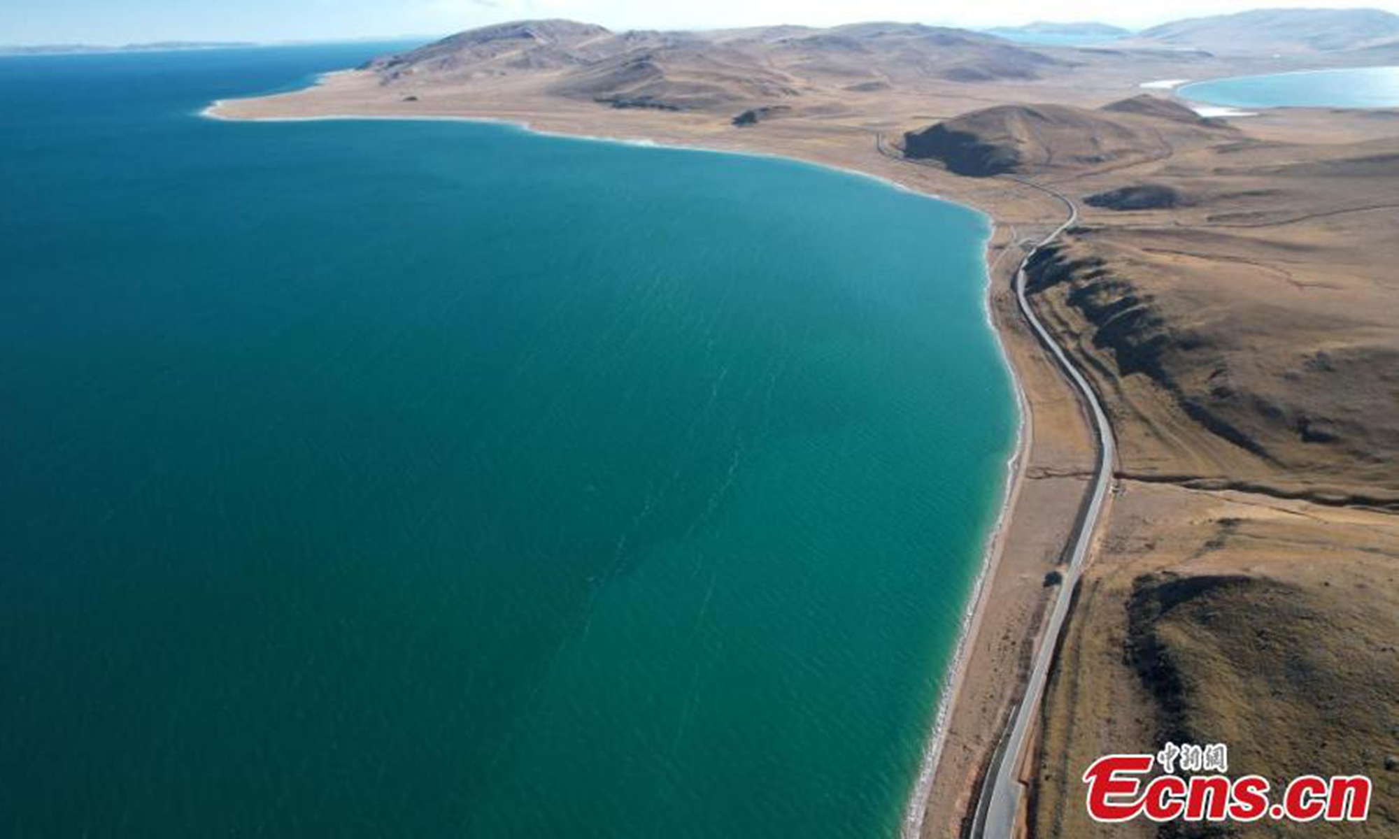 Scenery of Xizang's largest lake in winter - Global Times