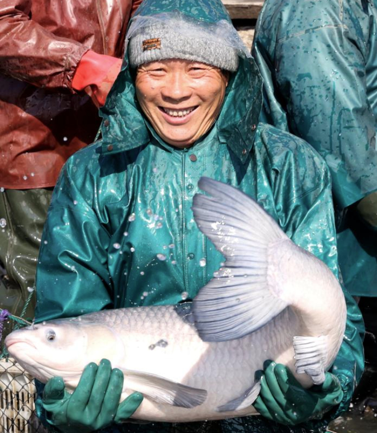 Villagers busy catching fish during winter fishing season in Dongheng ...