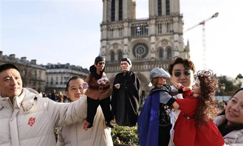 Hand-puppet theater play staged in front of Notre-Dame de Paris ...