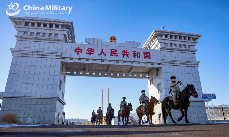 Soldiers patrol border area on horseback - Global Times