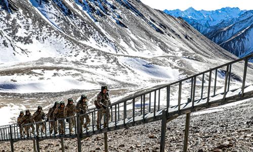Border defense troops patrol in snowy mountain area - Global Times