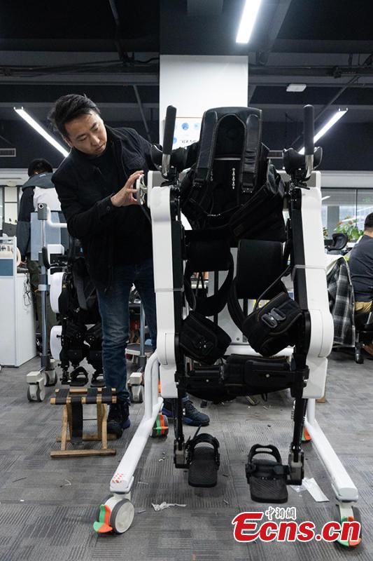Robotic exoskeleton helps people with disabilities walk upright in ...