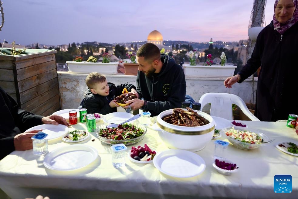Palestinians have iftar during Ramadan in Jerusalem - Global Times