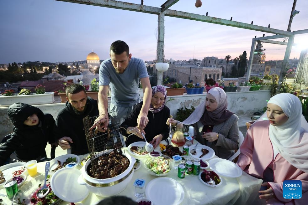 Palestinians have iftar during Ramadan in Jerusalem - Global Times