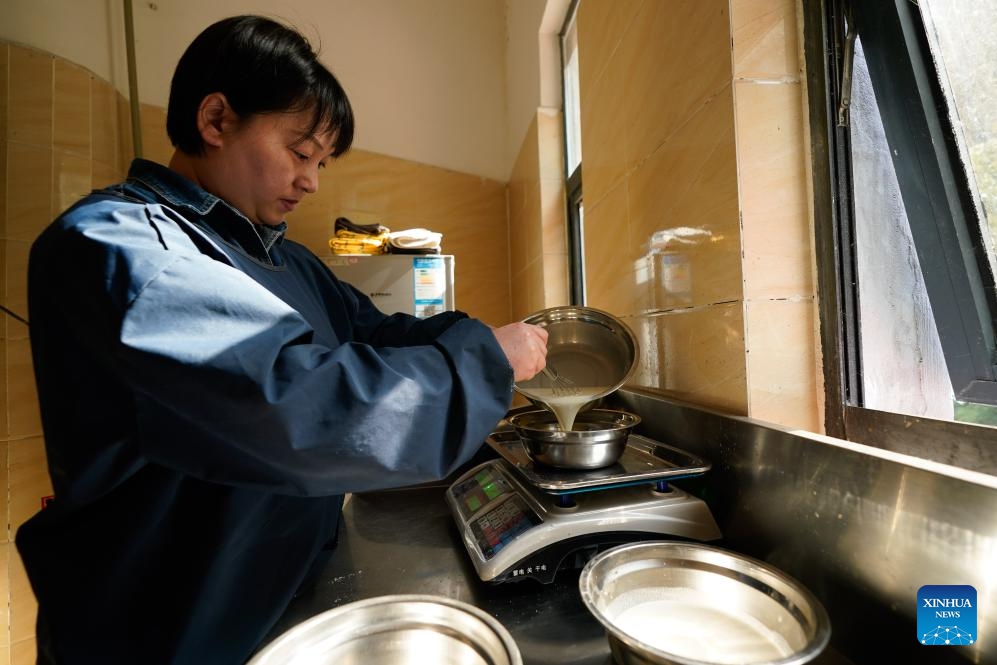 A keeper grows alongside giant pandas - Global Times