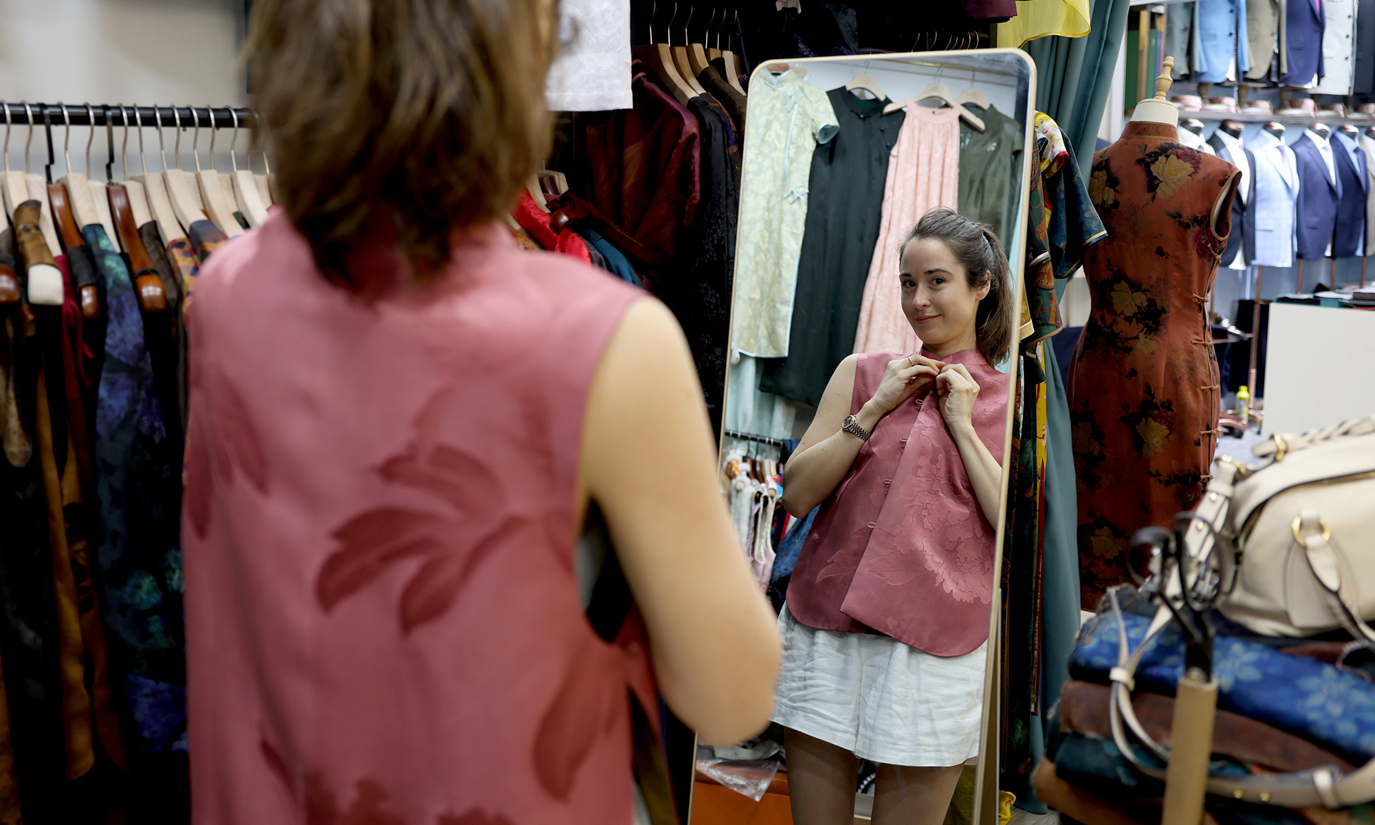 Textile market in Shanghai attracts foreign visitors seeking custom ...