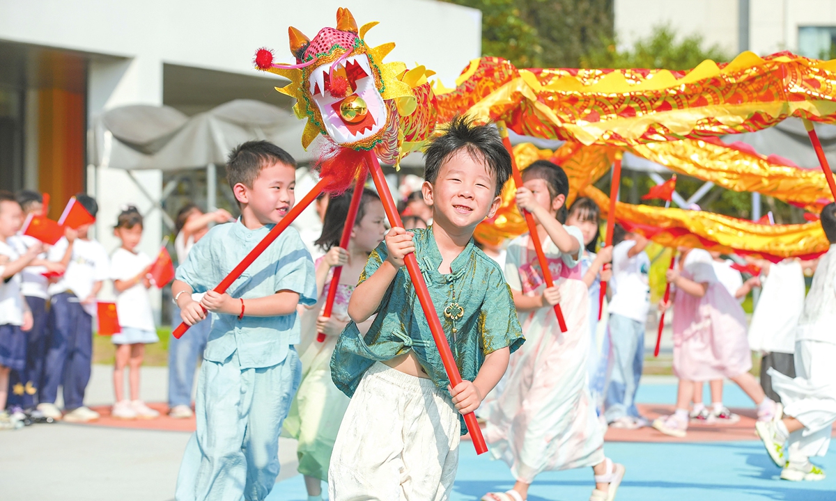 Dragon dance for National Day - Global Times