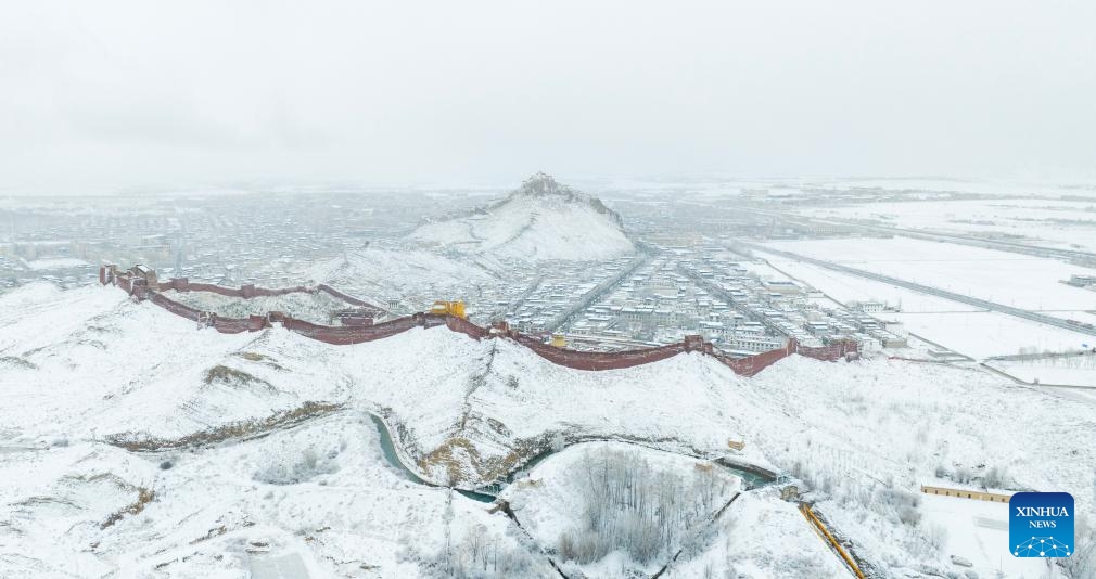 Snow scenery of ancient white castles on Mt. Dzongri in China's Xizang ...