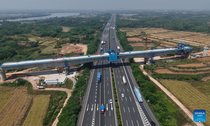 Continuous beam of Qujiang grand bridge spanning Shanghai-Kunming ...