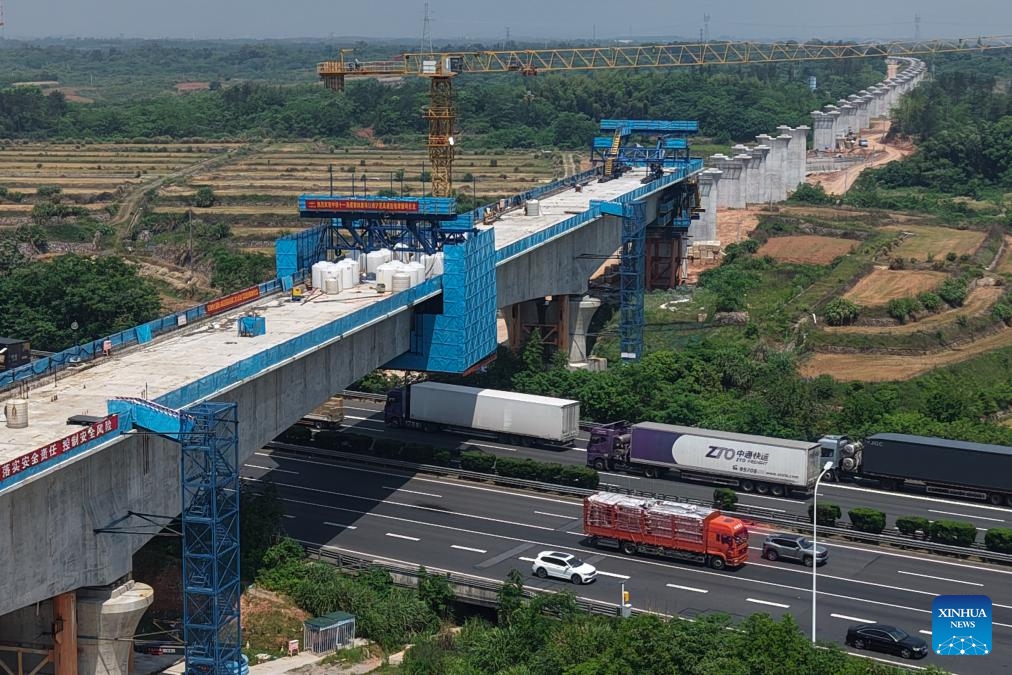 Continuous beam of Qujiang grand bridge spanning Shanghai-Kunming ...