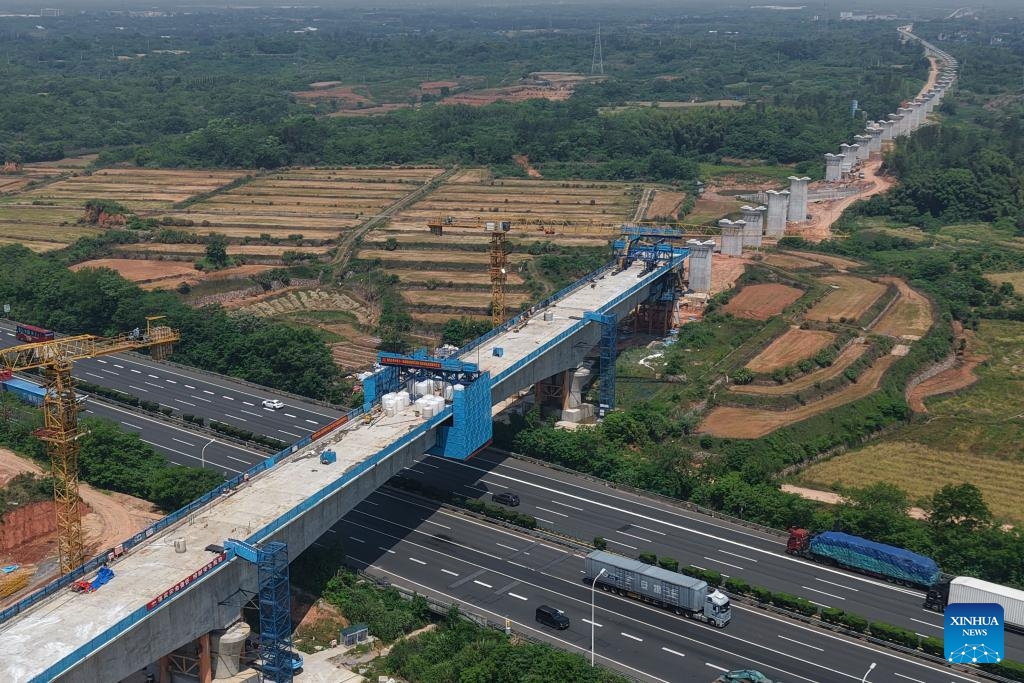 Continuous beam of Qujiang grand bridge spanning Shanghai-Kunming ...